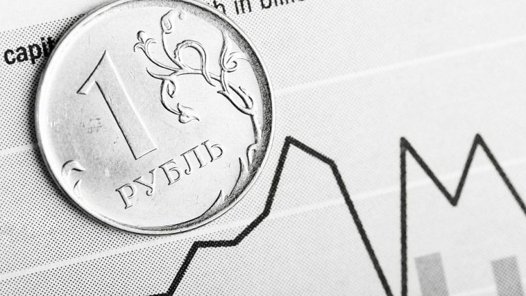 Le rouble russe dégringole à nouveau, dépassant les 100 pour un dollar ...