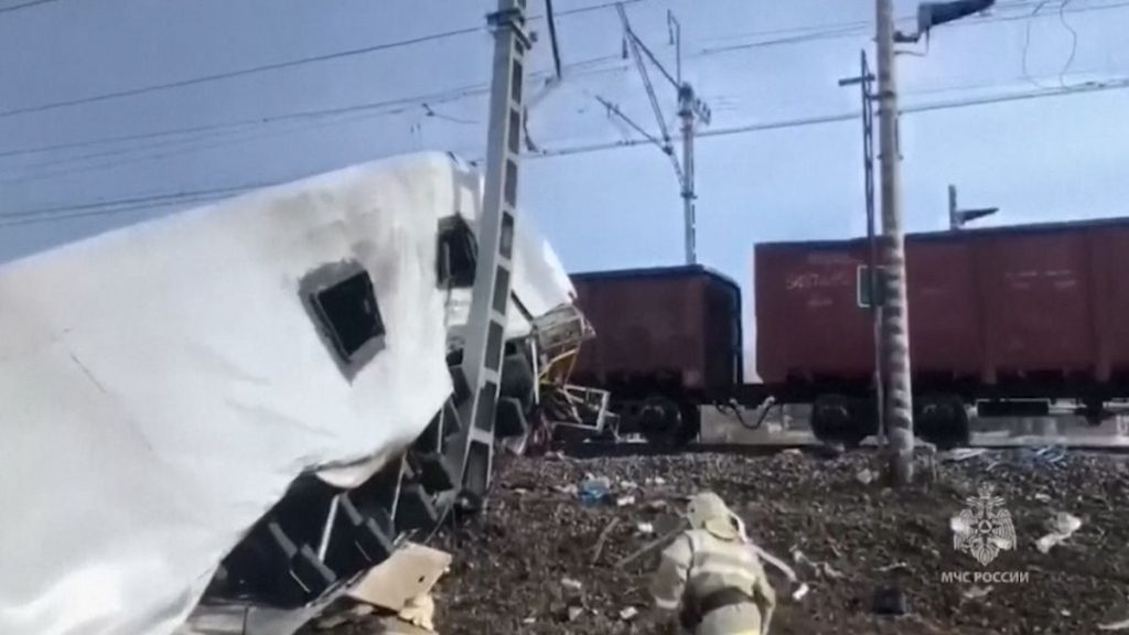 Huit morts dans une collision entre un bus et un train en Russie