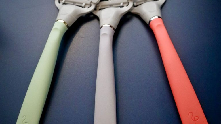 La « taxe rose » : pourquoi les femmes et les hommes sont-ils traités ...