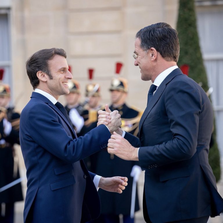 Emmanuel Macron félicite Mark Rutte pour sa nomination à la tête de l ...