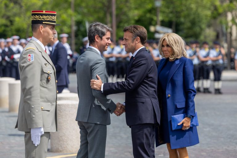 Emmanuel Macron rend un vibrant hommage à Gabriel Attal pour son engagement
