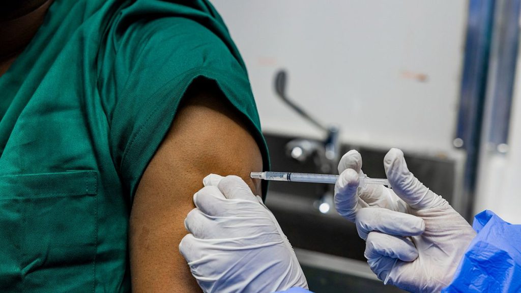 Le Rwanda administre des doses de vaccin à l'essai au milieu de l'épidémie du virus de Marburg